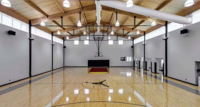 ¿Por qué la Mansión de Lujo de Michael Jordan Tardó Décadas en Venderse ...